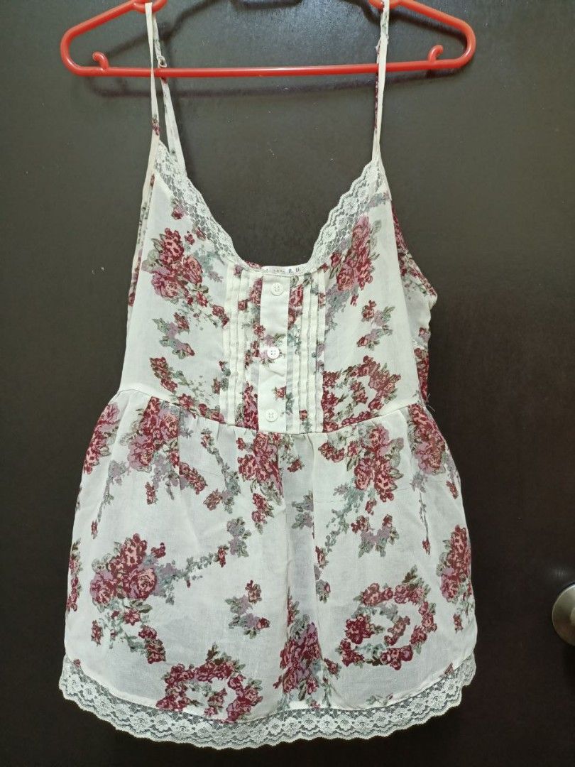 Singlet putih bercorak, Women's Fashion, Tops, Other Tops on Carousell
