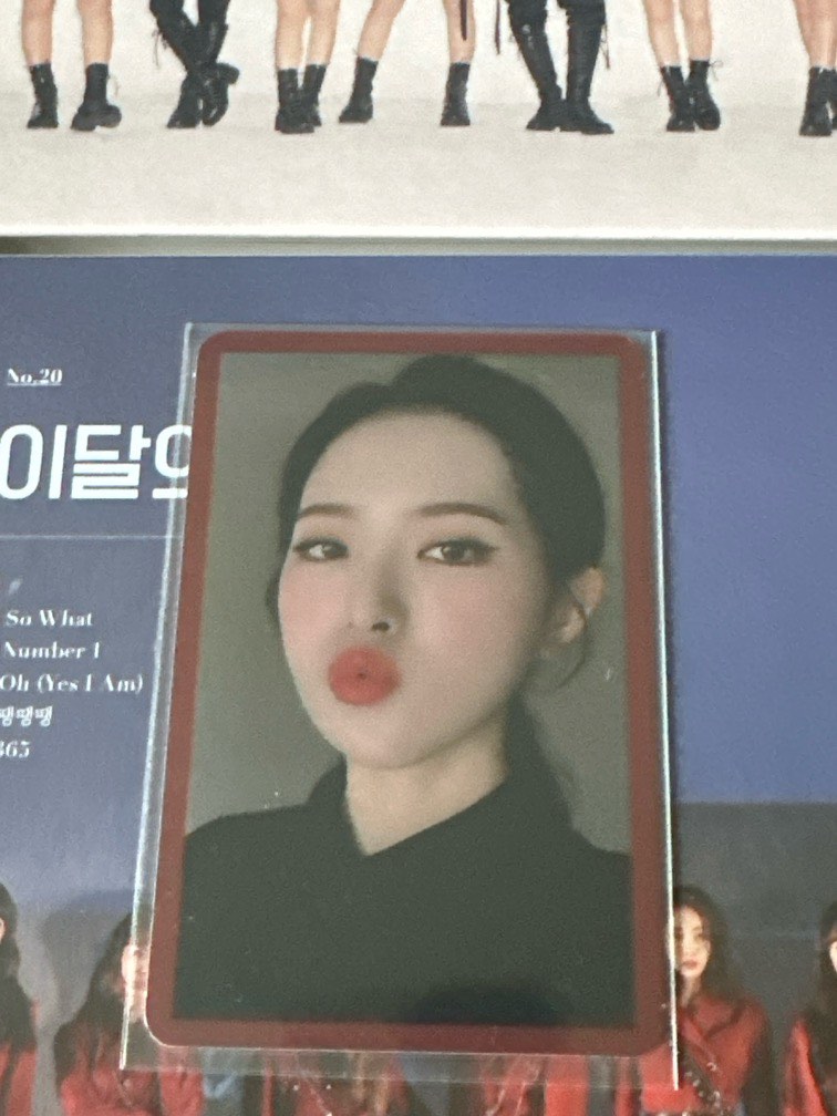 WTS LOONA OLIVIA HYE MMT # CARD, Hobbies & Toys, Memorabilia ...