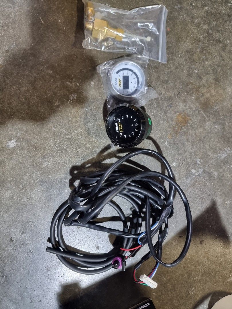 AEM PSI Boost gauge, Car Accessories, Accessories on Carousell