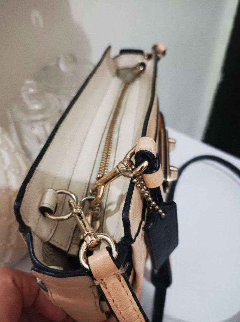 Coach mini Swagger, Fesyen Wanita, Tas & Dompet di Carousell