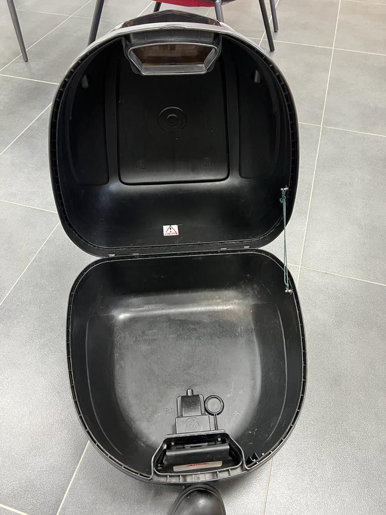 GIVI E300 TOP BOX 30L, Motorcycles, Motorcycle Accessories on Carousell