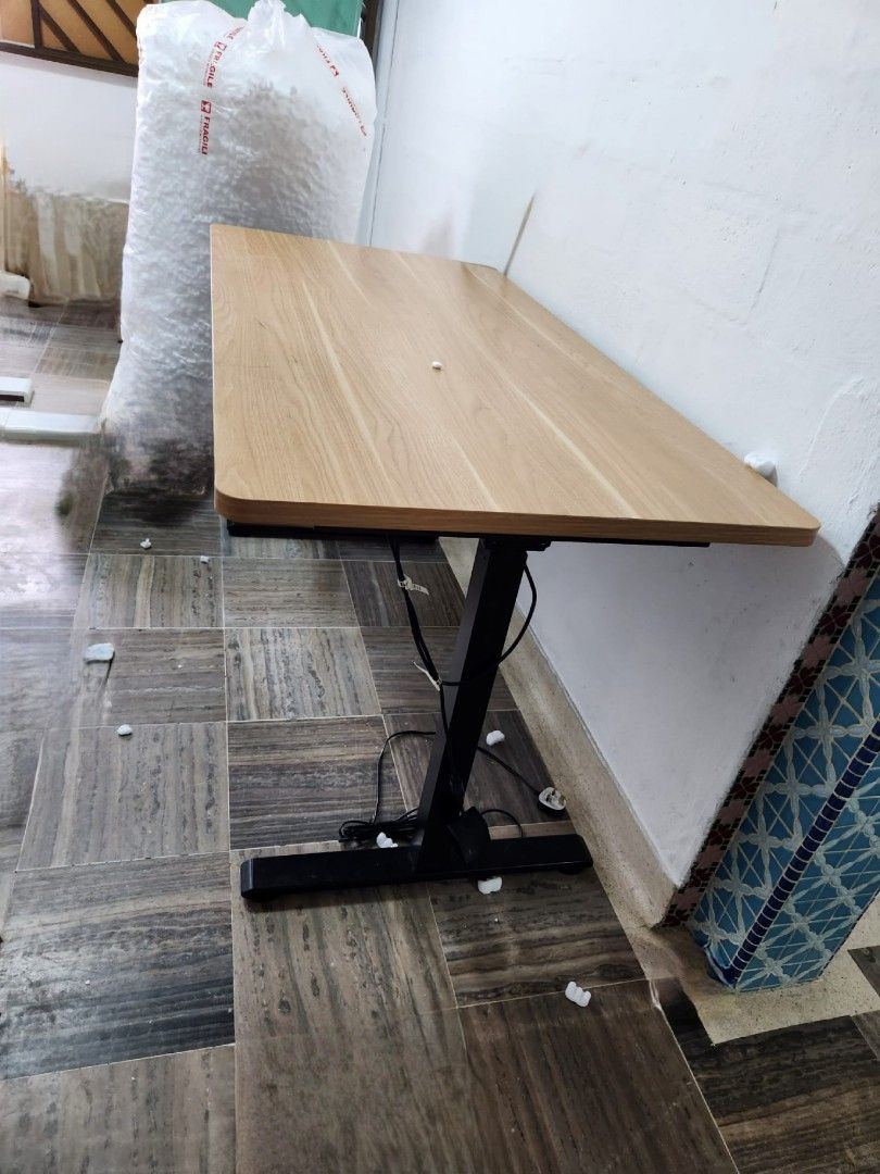 (Moving Sale) Squirrey Height Adjustable 1.4m Table Electric - Oak Top ...
