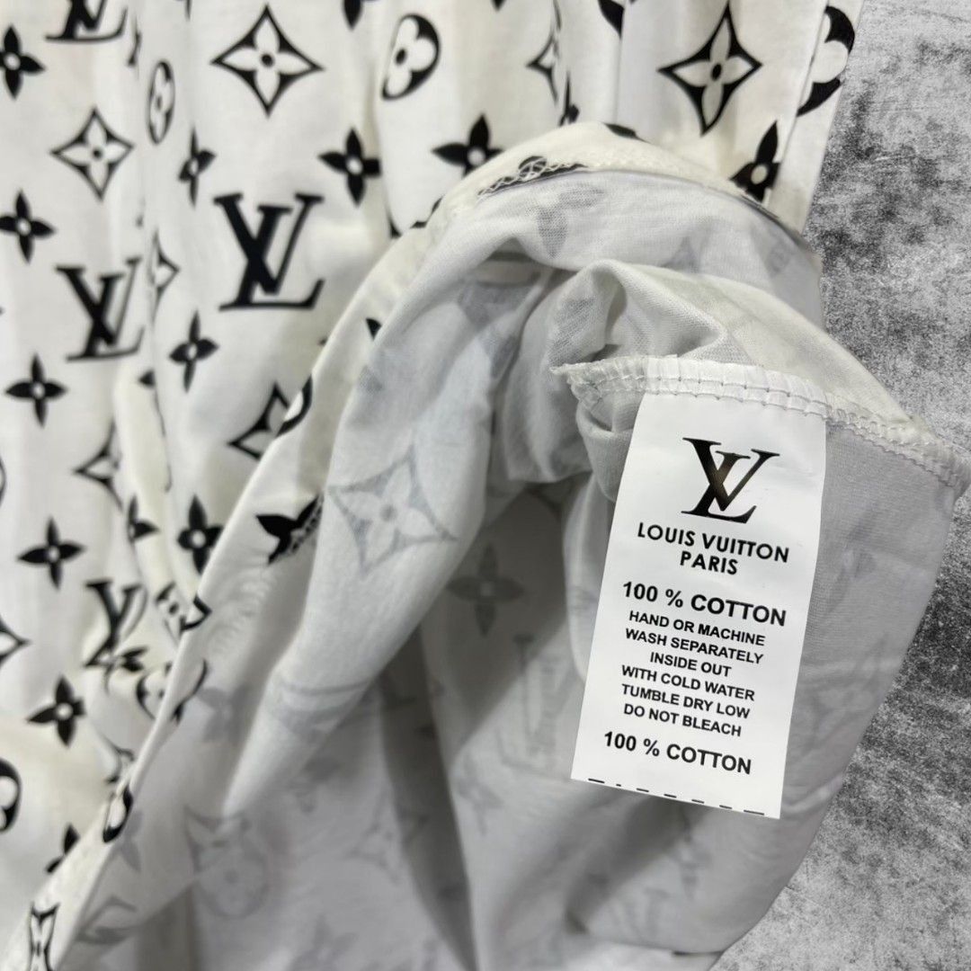 Kaos Louis Vuitton LV Gradient Full Print Putih, Fesyen Pria, Pakaian ... Kaos Louis Vuitton LV Gradient Full Print Putih, Fesyen Pria, Pakaian ...