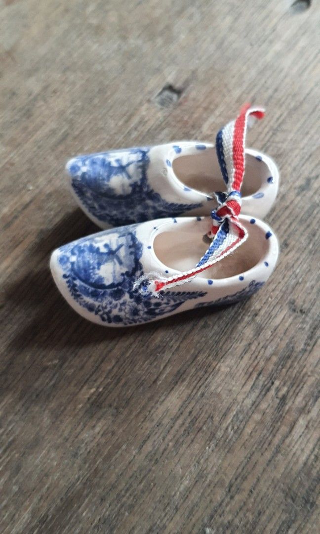 Miniatur Sepatu Keramik, Antik, Pajangan di Carousell