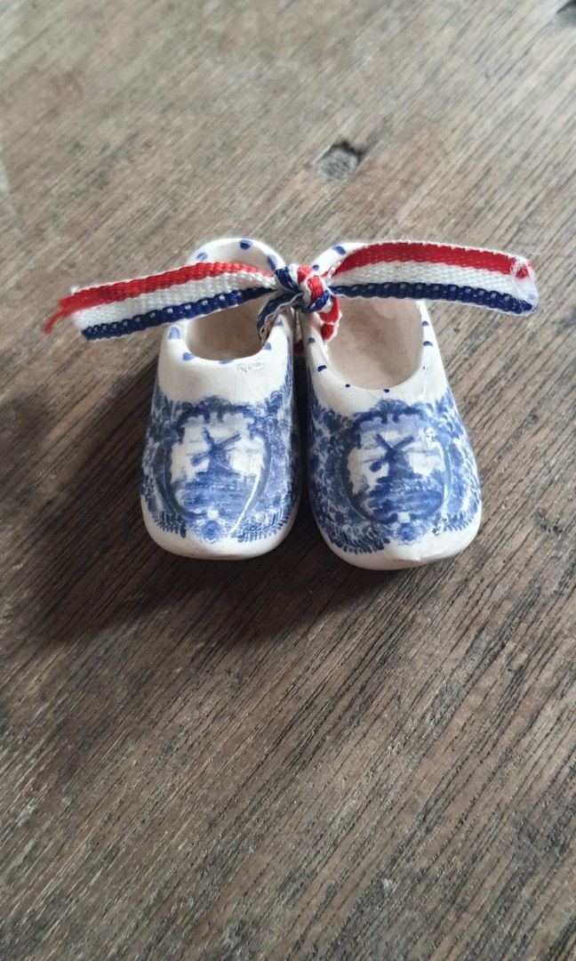 Miniatur Sepatu Keramik, Antik, Pajangan di Carousell