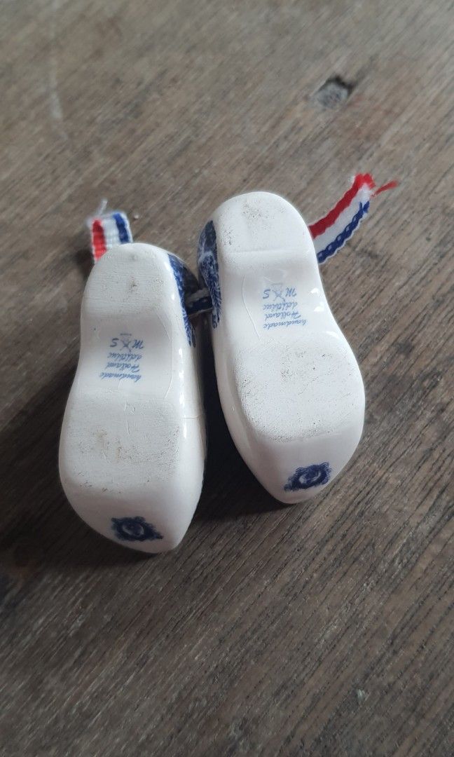Miniatur Sepatu Keramik, Antik, Pajangan di Carousell