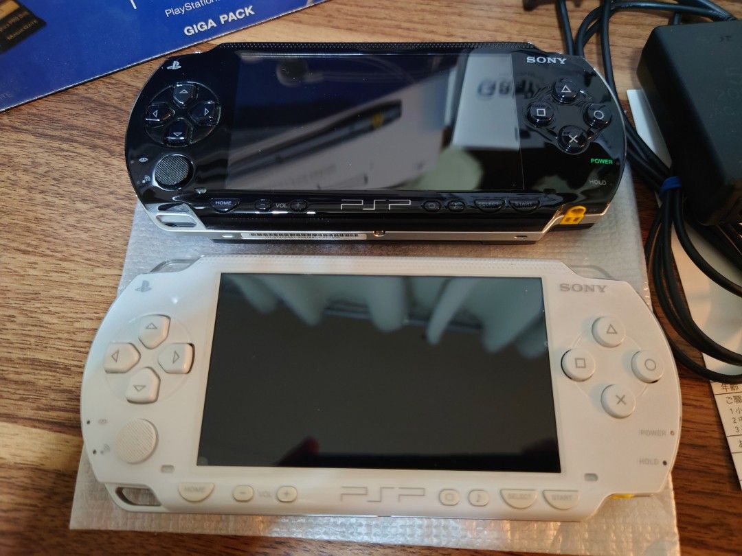 PSP-1000 Black & White (TAKE ALL), Video Gaming, Video Game Consoles ...