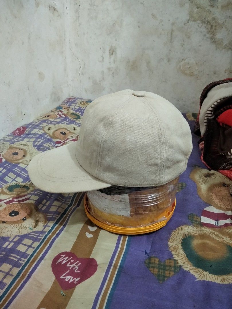 Topi polos, Fesyen Pria, Aksesoris, Topi di Carousell