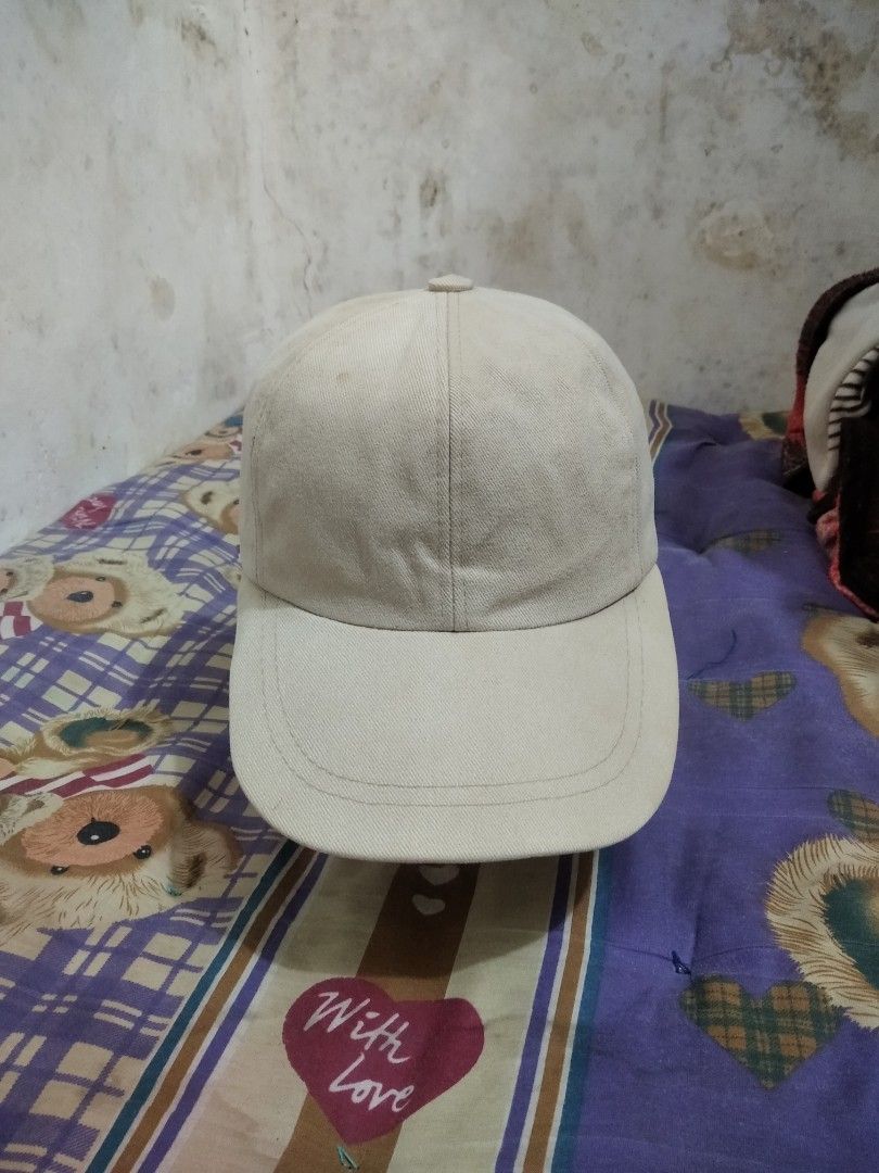 Topi polos, Fesyen Pria, Aksesoris, Topi di Carousell