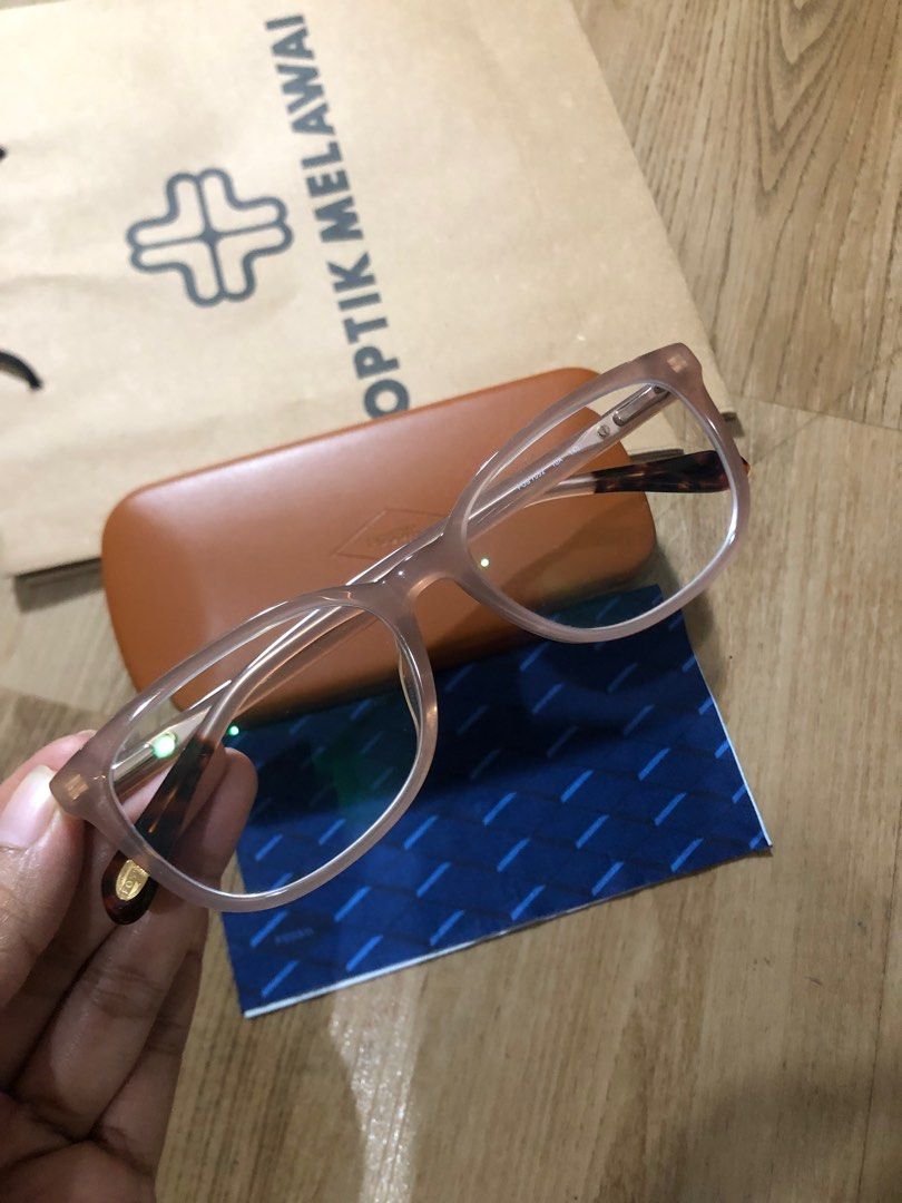 Fossil frame kacamata, Fesyen Wanita, Aksesoris di Carousell