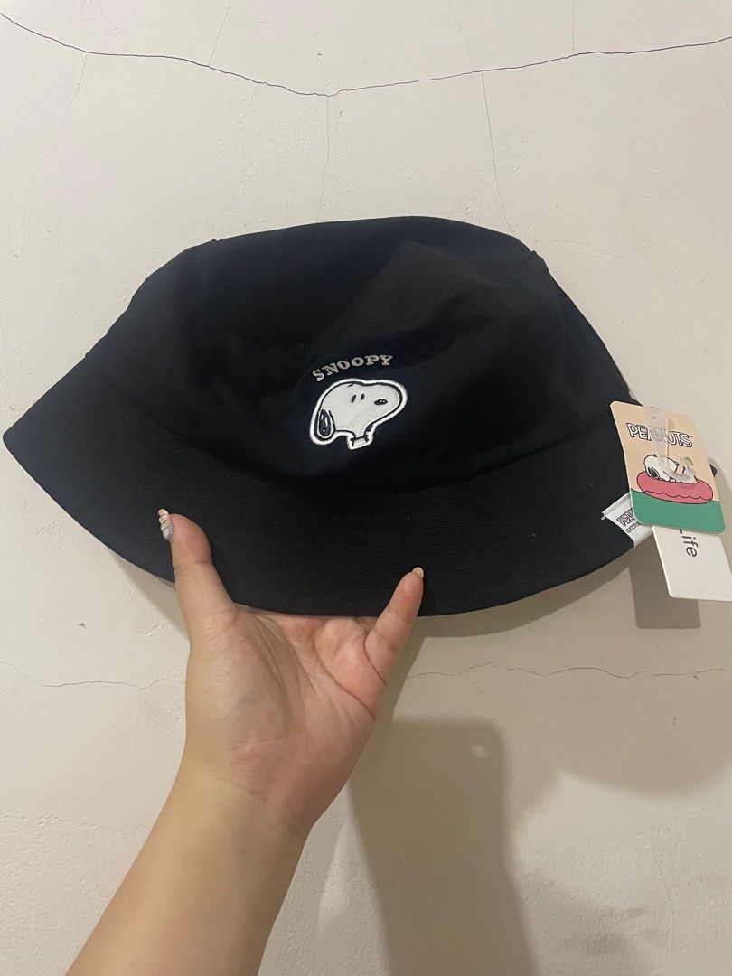 Miniso Snoopy Bucket Hat Black, Fesyen Pria, Aksesoris, Topi di Carousell