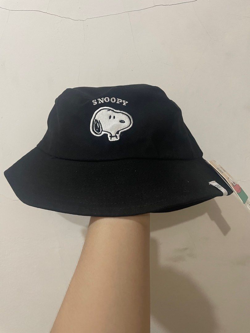 Miniso Snoopy Bucket Hat Black, Fesyen Pria, Aksesoris, Topi di Carousell