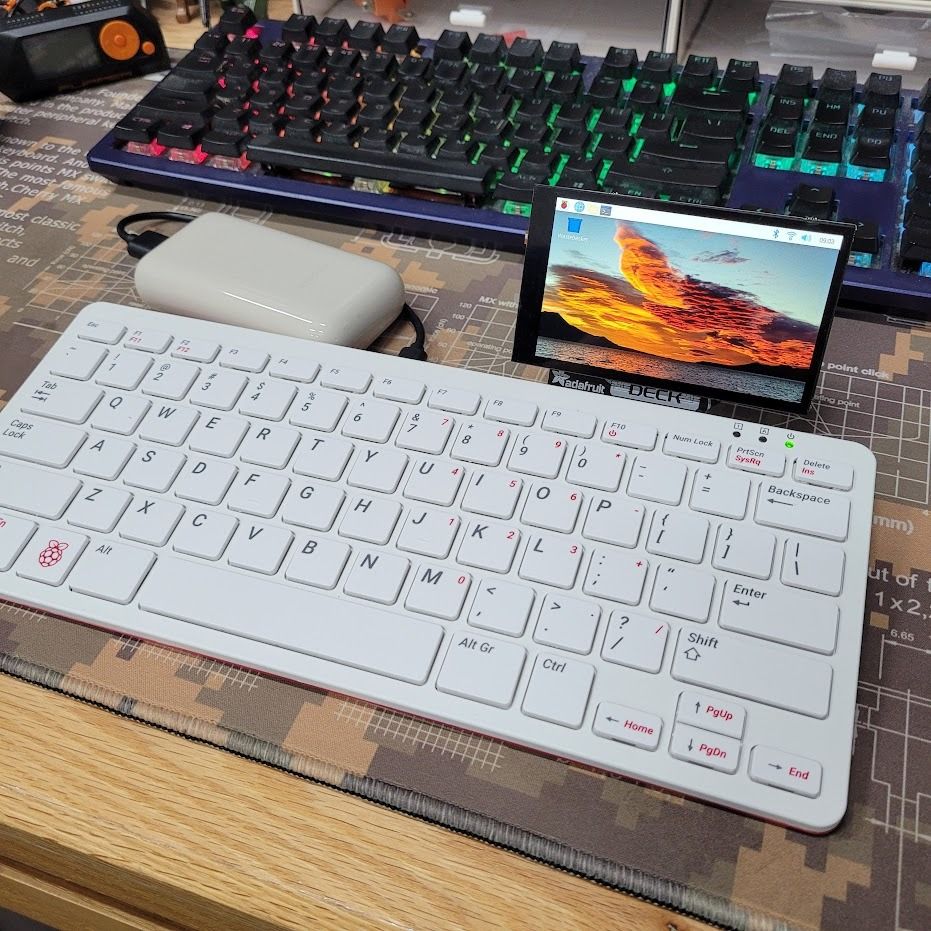 Raspberry Pi 400 + Adafruit CYBERDECK HAT, 電腦及科技產品, 電腦周邊產品, 電腦鍵盤及相關產品在旋轉拍賣