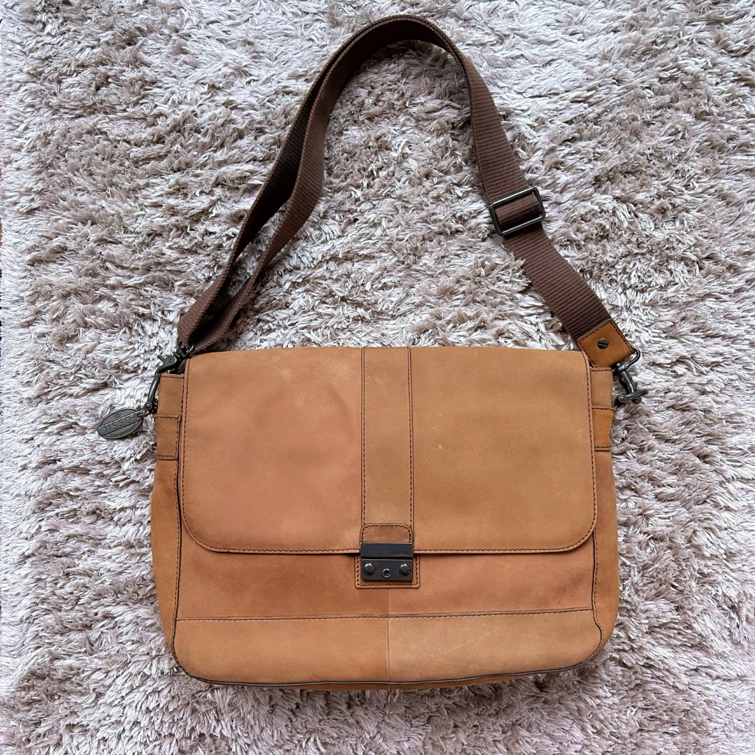 FOSSIL Leather Messenger Bag, Men's Fashion, Bags, Sling Bags on Carousell