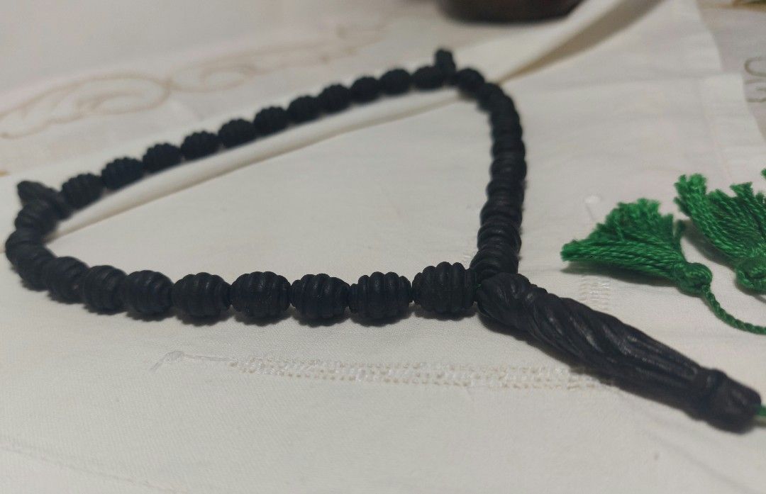 Tasbih gaharu, Antik, Jam & Perhiasan di Carousell