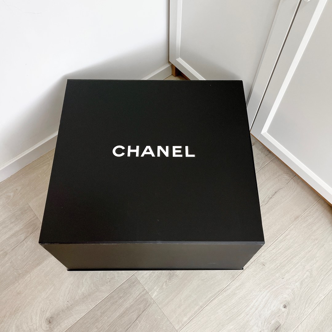 正貨Chanel Paper Box 超大 大紙盒 紙箱 置物盒 置物箱, 名牌, 飾物及配件 - Carousell