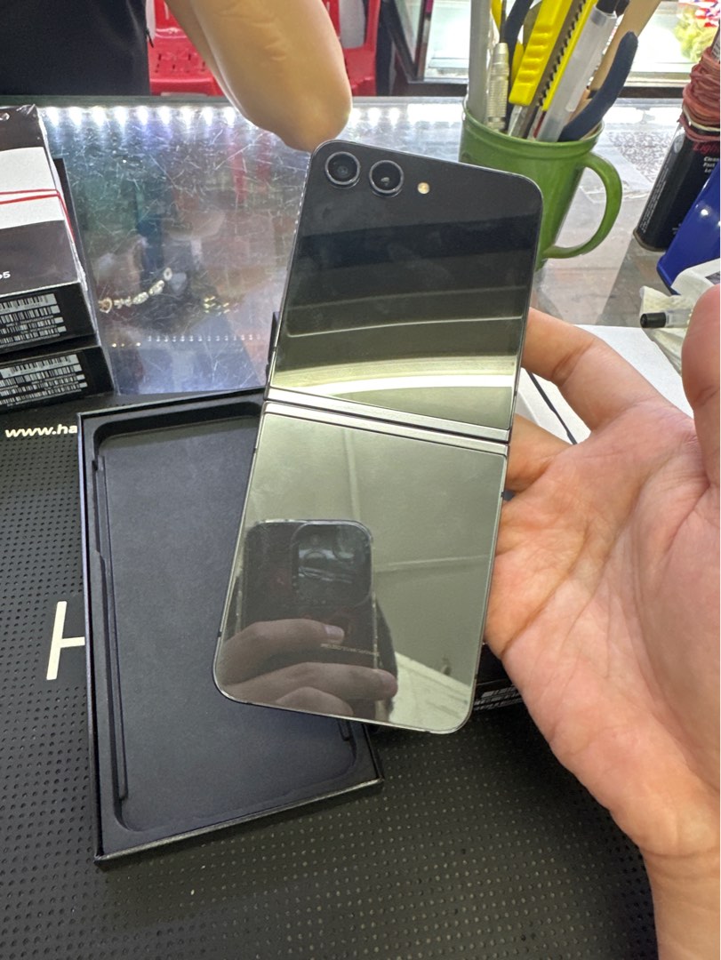 Galaxy Z Flip 5 Graphite 512GB, Mobile Phones & Gadgets, Mobile Phones ...