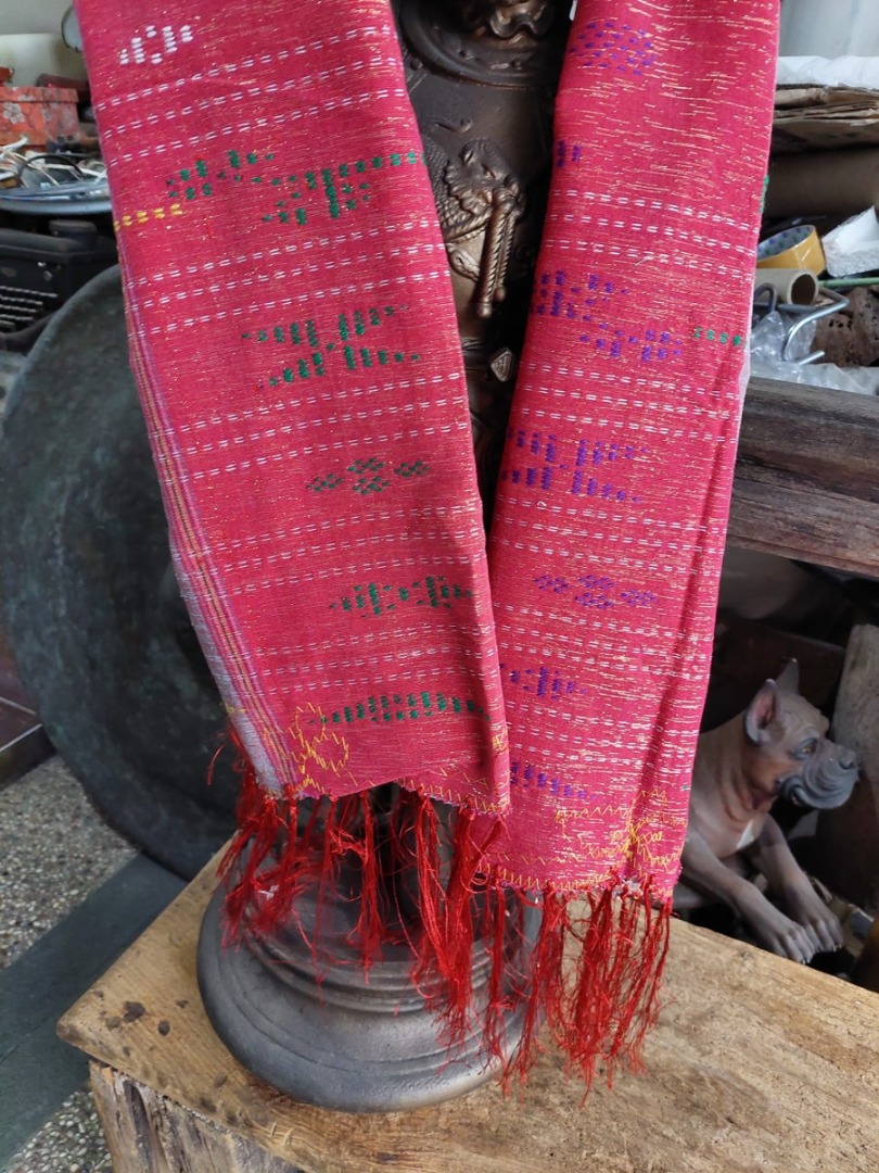 kain tenun rumbai merah silver, Fesyen Wanita, Pakaian Wanita, Baju ...