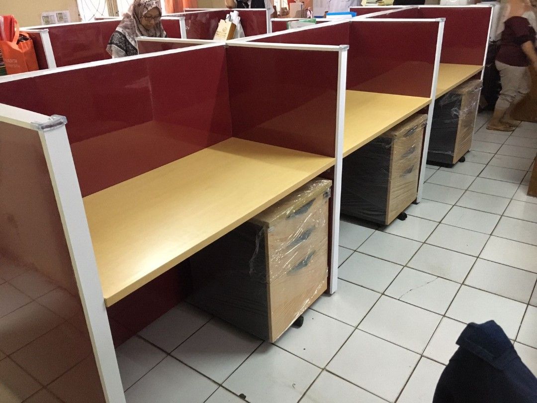 meja partisi kantor atau meja kubikal kantor atau meja sekat kantor ...