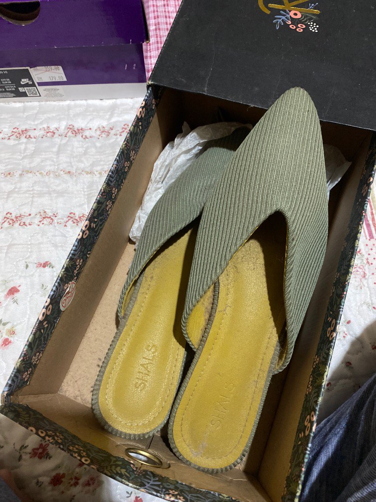 SHALS, Women's Fashion, Footwear, Flats on Carousell