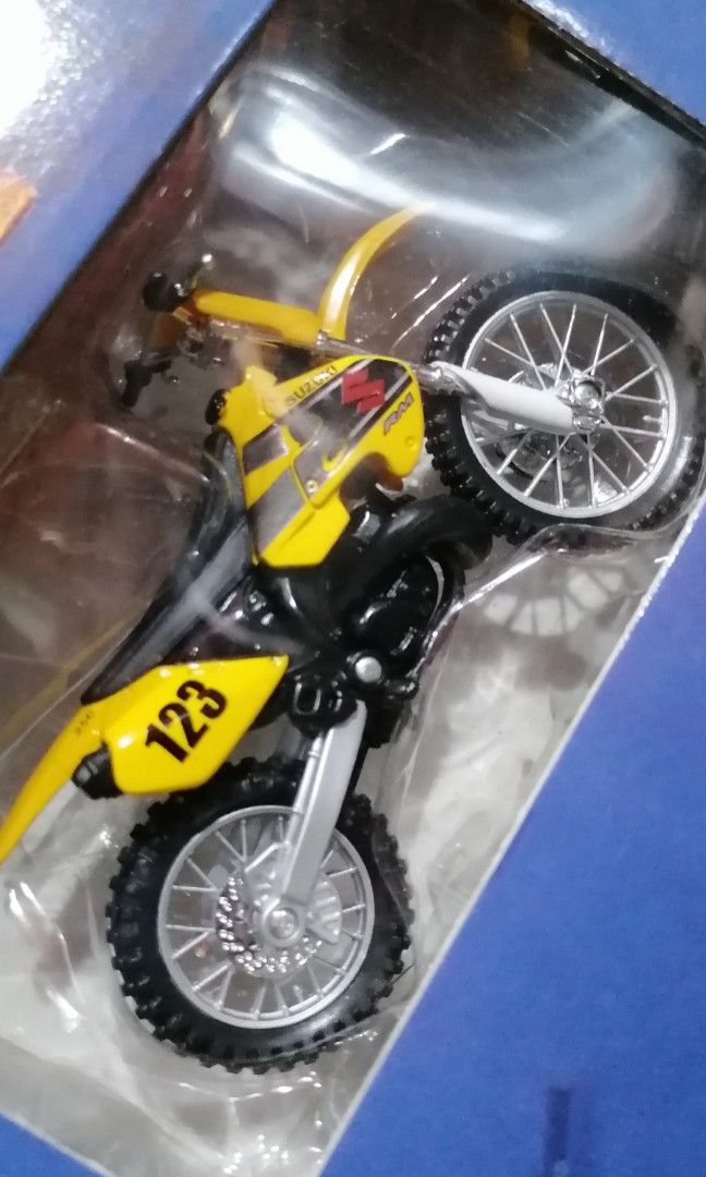 Suzuki RM-250 MOTOR COLLECTORS DISPLAY, Hobbies & Toys, Toys & Games on ...