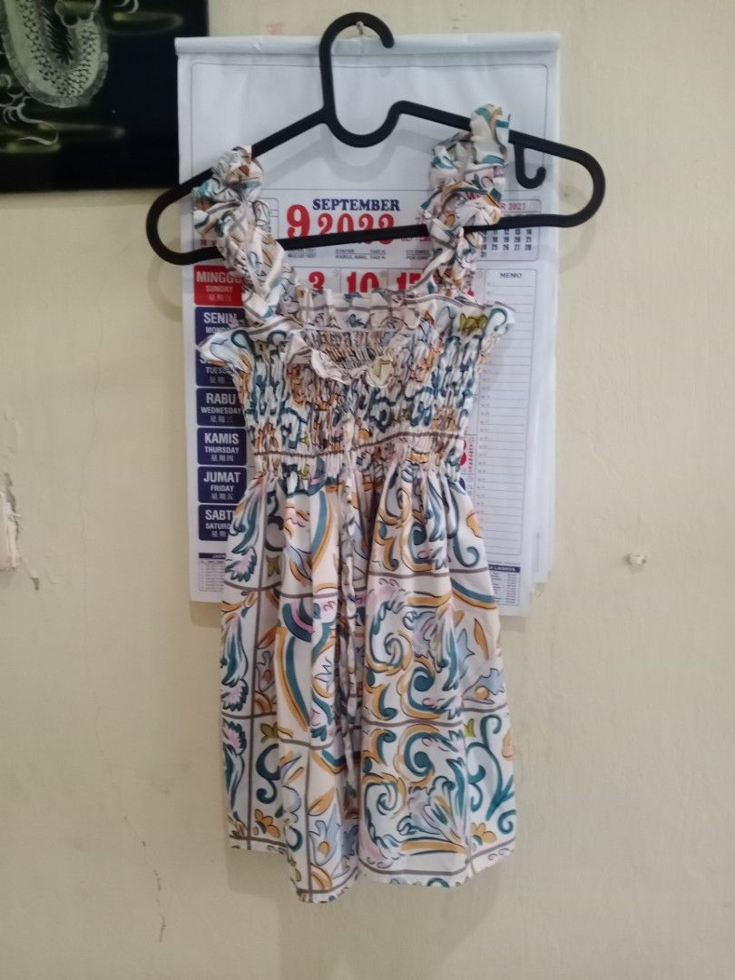 Tangtop putih motif, Fesyen Wanita, Pakaian Wanita, Atasan di Carousell