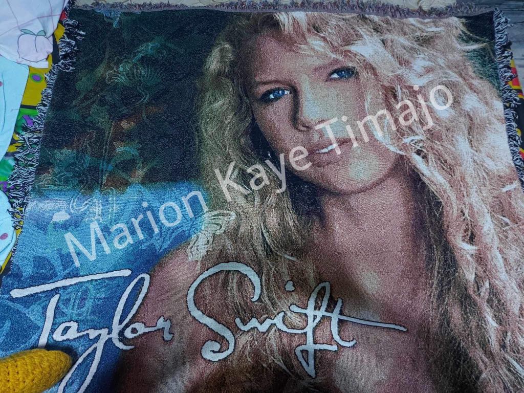 Taylor Swift Debut Album Blanket RARE, Hobbies & Toys, Memorabilia ...