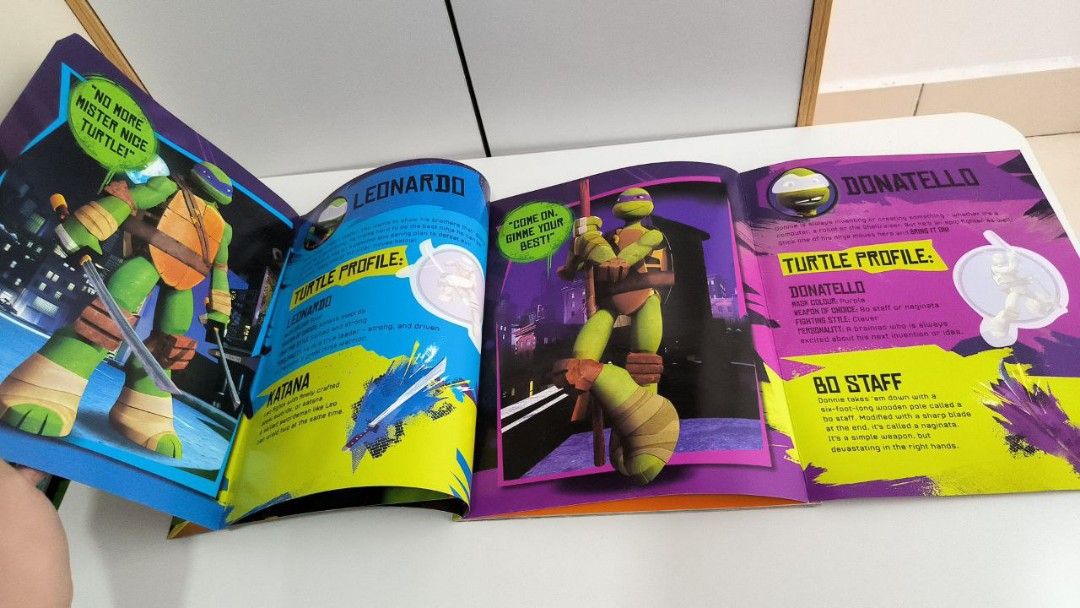 TMNT Nickelodeon TMNT Fold out sticker scenes Over 50 stickers with 12 ...