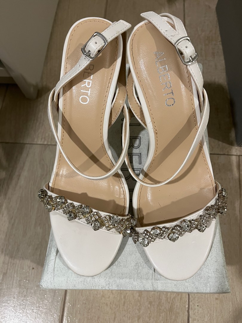 Alberto White Heels, Women's Fashion, Footwear, Heels on Carousell