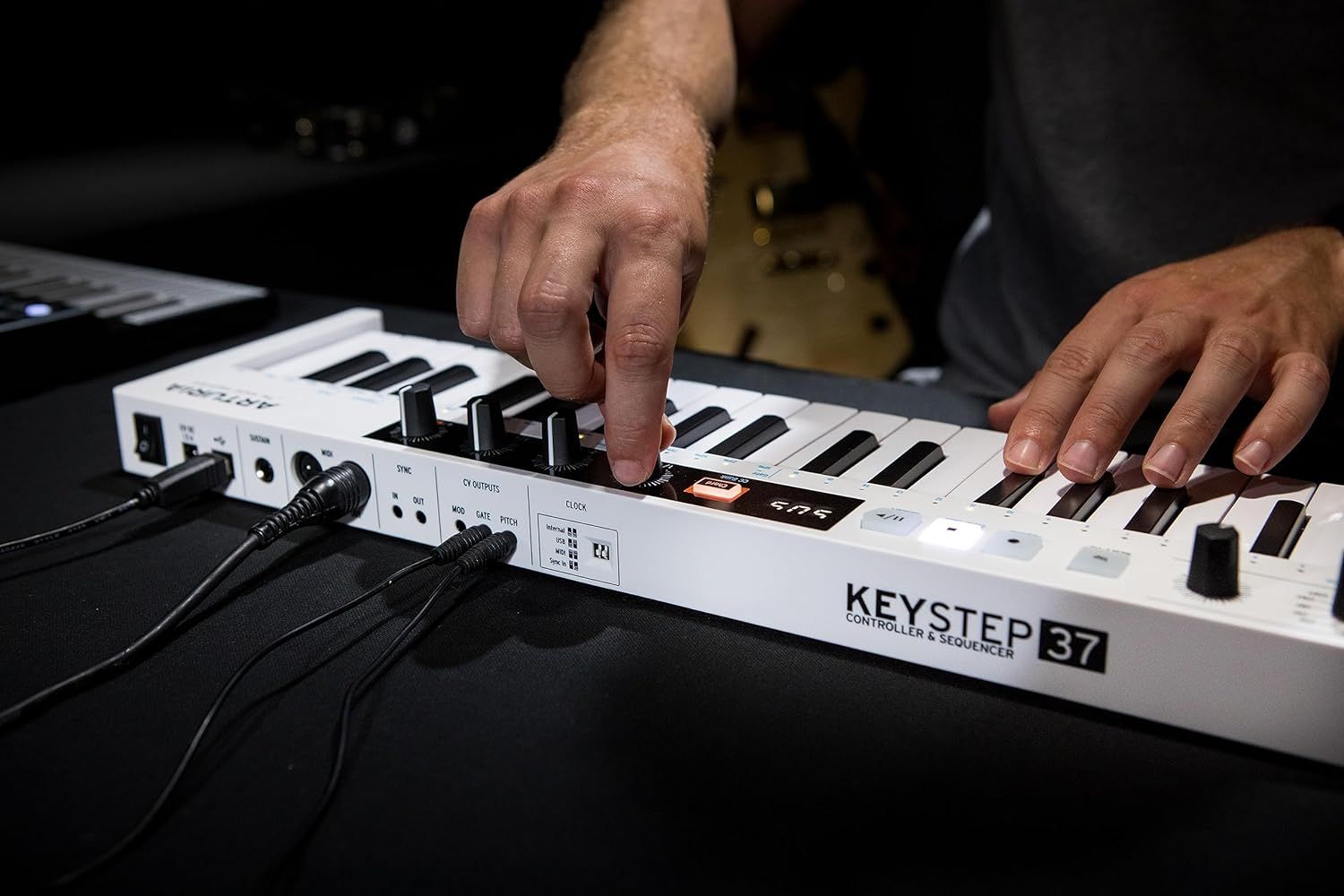 Arturia KeyStep 37 Controller & Sequencer USB/MIDI/CV Keyboard ...