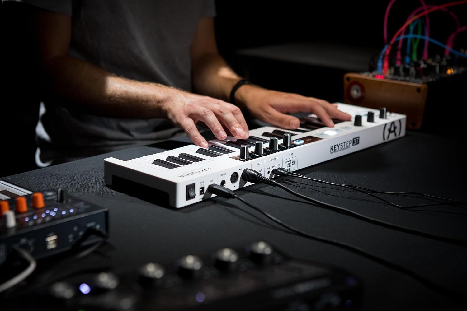 Arturia KeyStep 37 Controller & Sequencer USB/MIDI/CV Keyboard ...