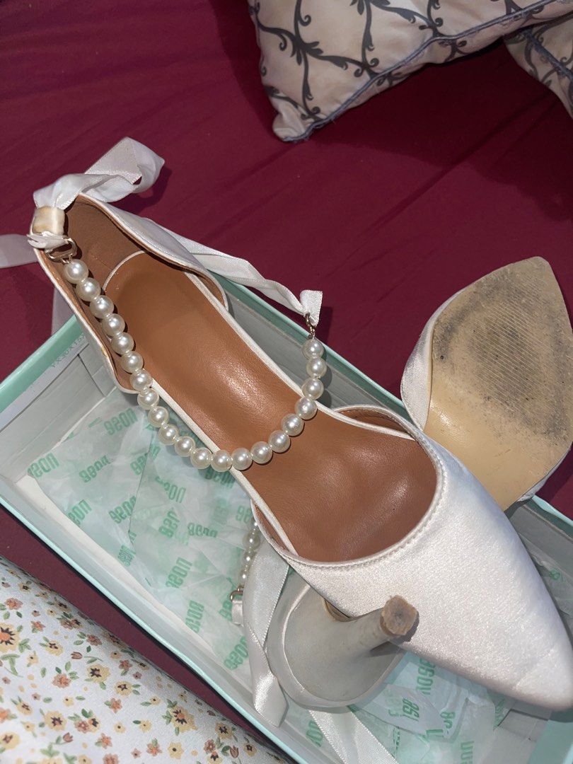 KASUT PUTIH WITH PEARL, Women's Fashion, Footwear, Sneakers on Carousell