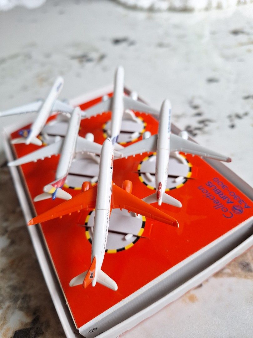 KINDER SURPRISE AIRBUS A330 300, Hobbies & Toys, Memorabilia ...