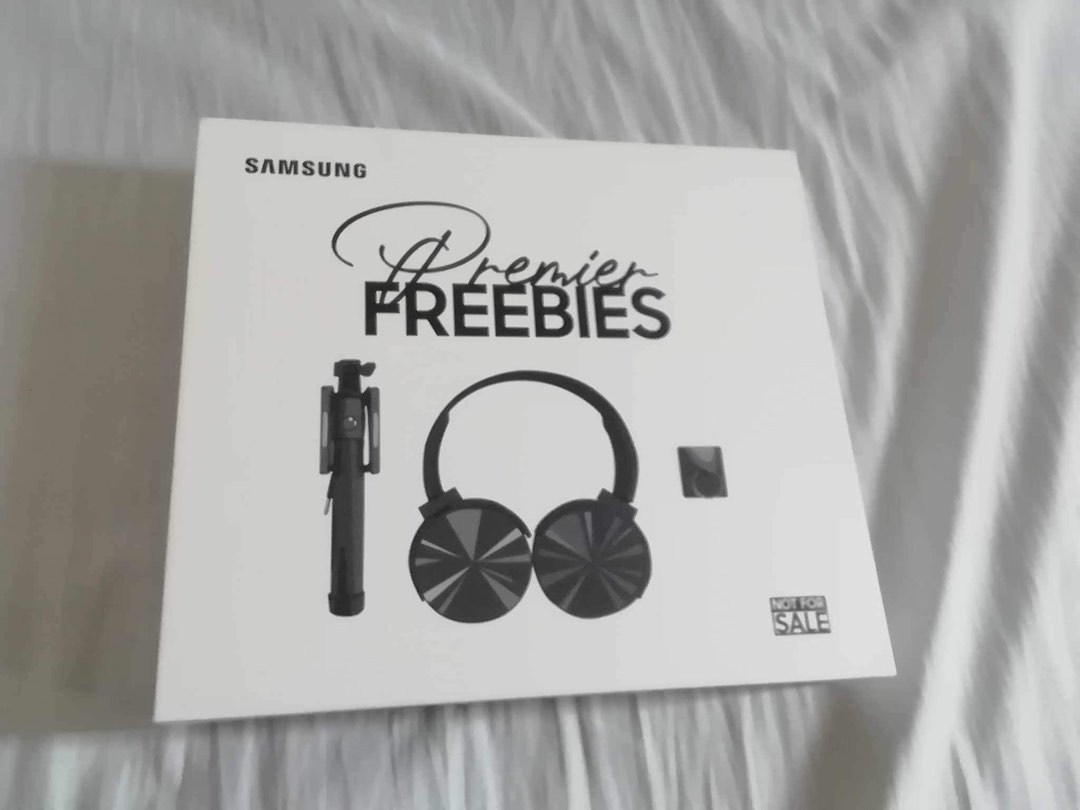 Samsung freebies headphone & phone holder, Audio, Earphones on Carousell