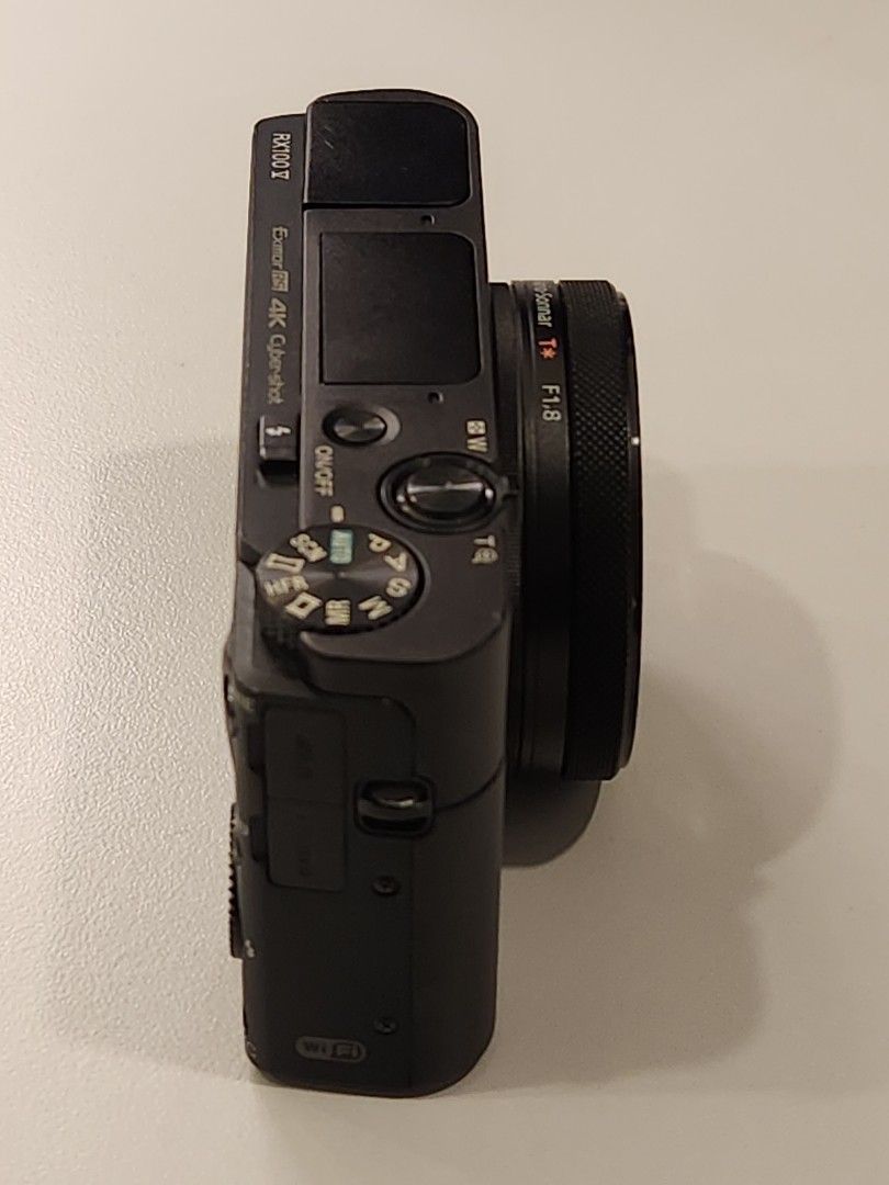 Sony RX100V, shooting grip and batteries, Photography, Cameras on Carousell