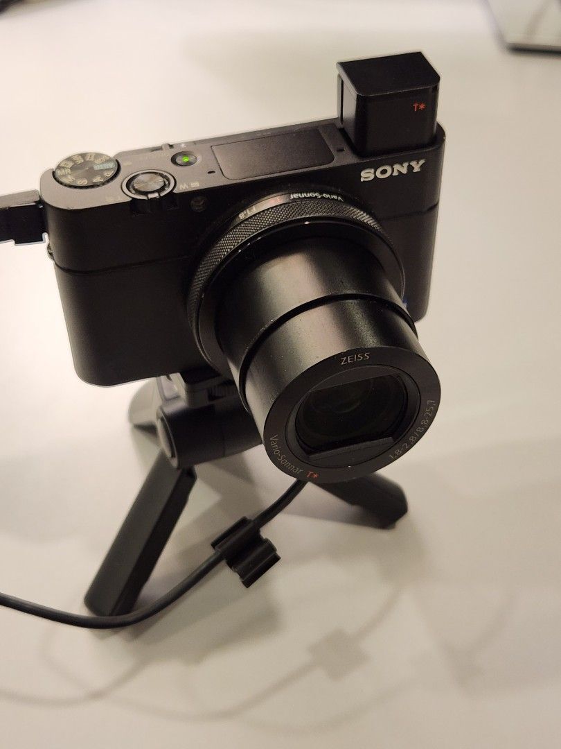 Sony RX100V, shooting grip and batteries, Photography, Cameras on Carousell