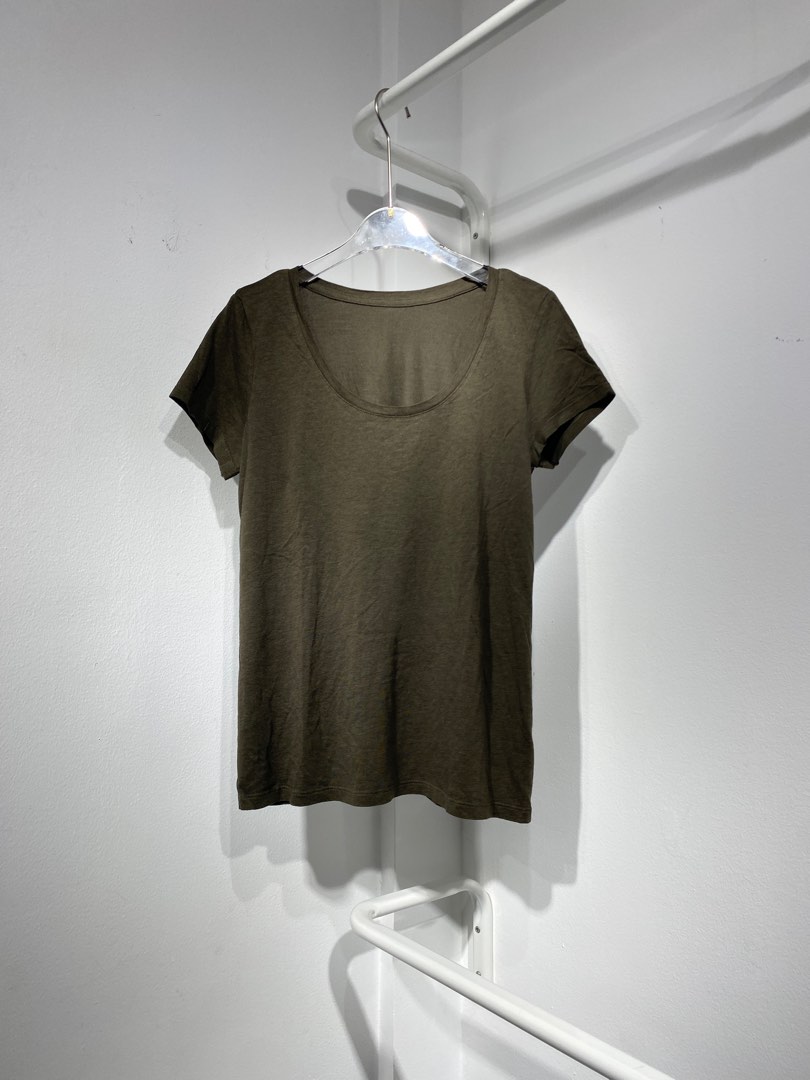 Uniqlo Basic Tee, Women's Fashion, Tops, Shirts on Carousell