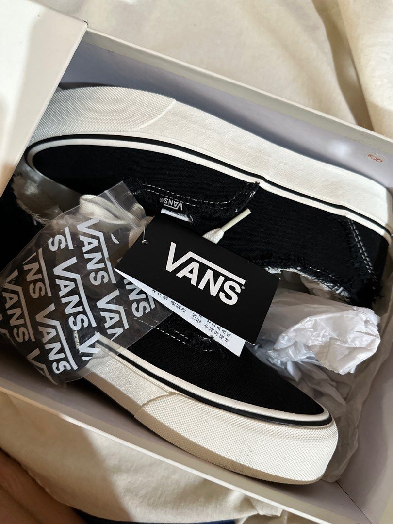 全新INVINCIBLE x Vault by Vans 25cm, 她的時尚, 鞋類, 平底鞋、休閒鞋在旋轉拍賣
