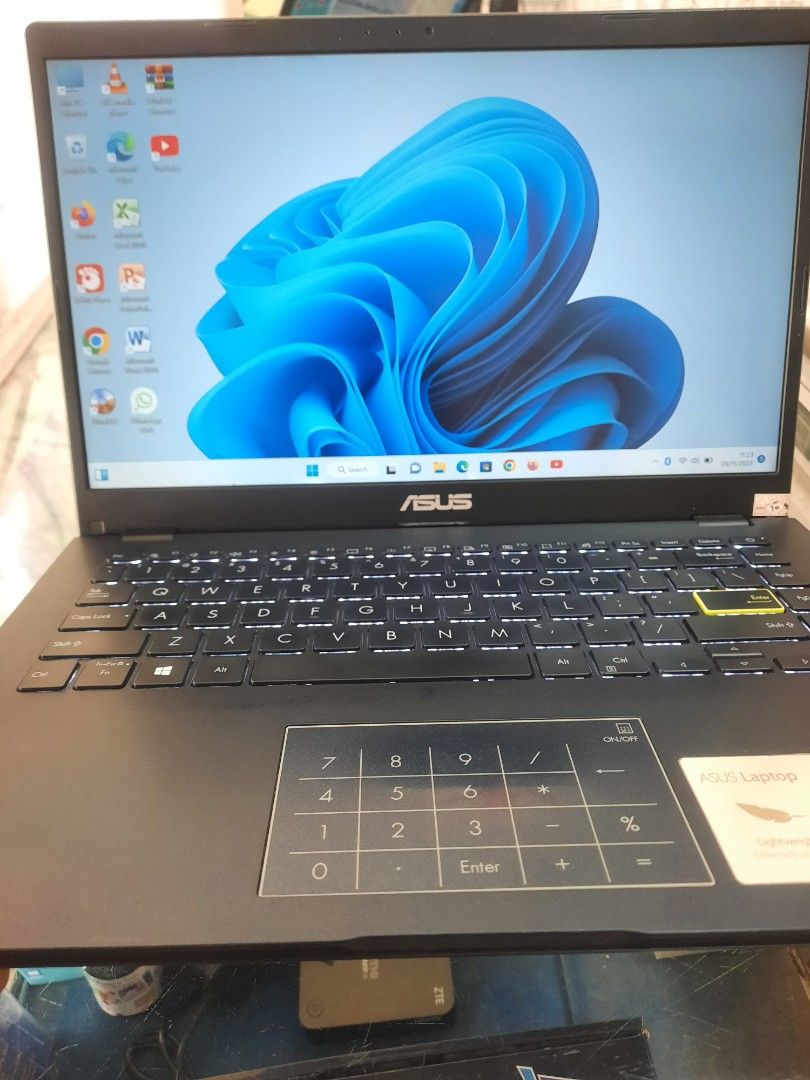 Laptop Asus Vivobook E M Elektronik Komputer Laptop Di Carousell