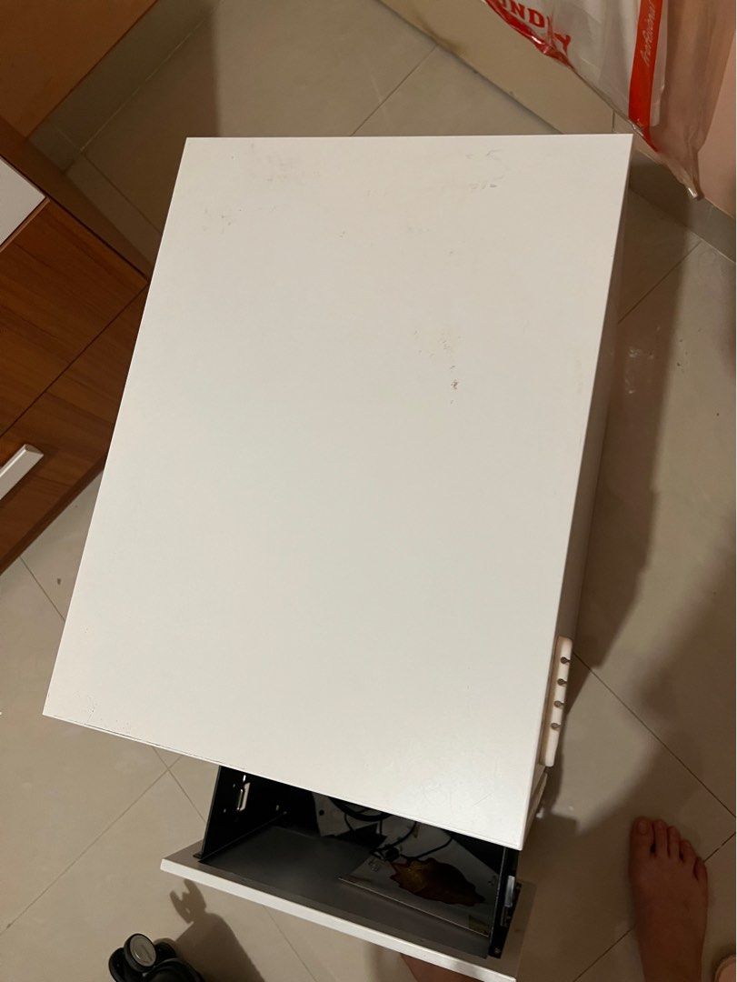 Lemari Brankas Besi Dengan Roda Bisa Untuk Bed Stand Table Meja Putih ...