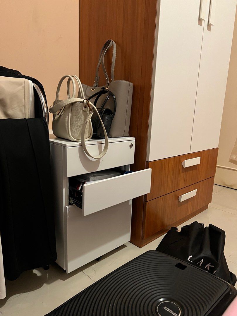 Lemari Brankas Besi Dengan Roda Bisa Untuk Bed Stand Table Meja Putih ...