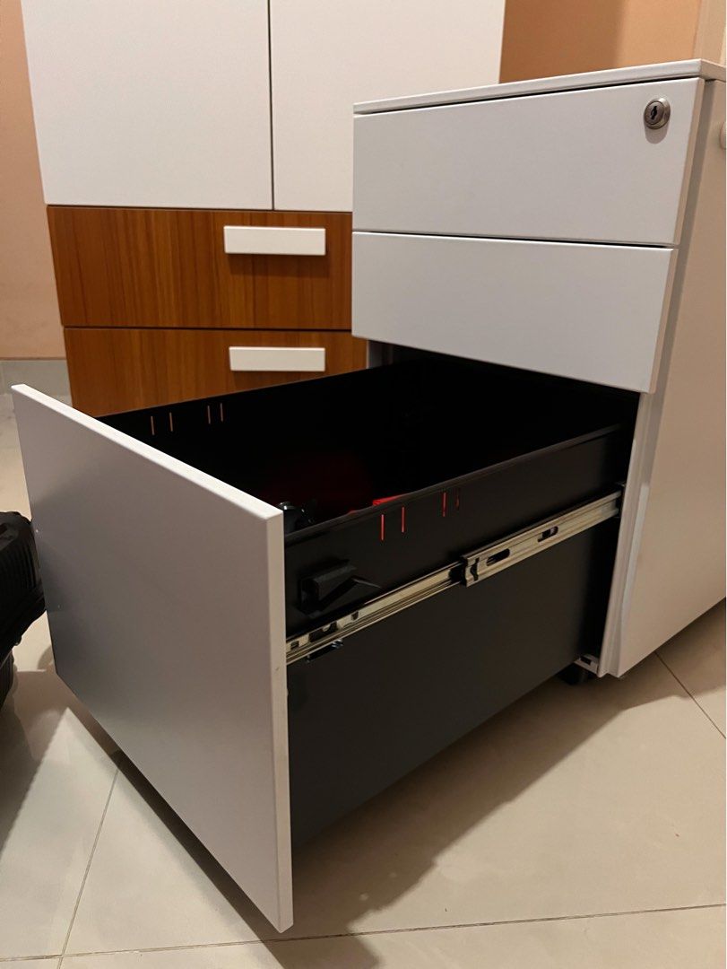 Lemari Brankas Besi Dengan Roda Bisa Untuk Bed Stand Table Meja Putih ...