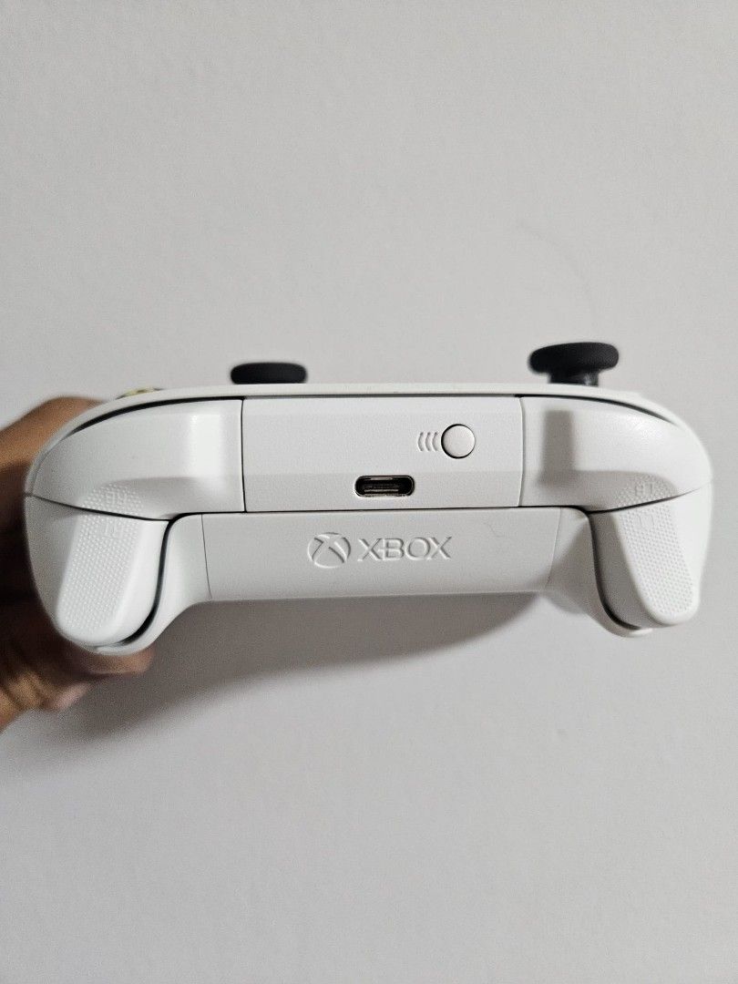 xbox white controller ( only 1 ) wireless with PC, Video Gaming, Gaming ...