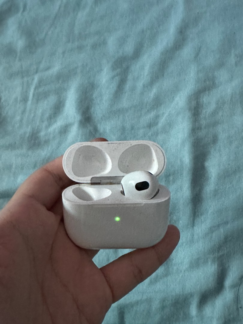 Apple AirPods Gen 3 Right Earbuds plus charging case, Audio, Earphones ...