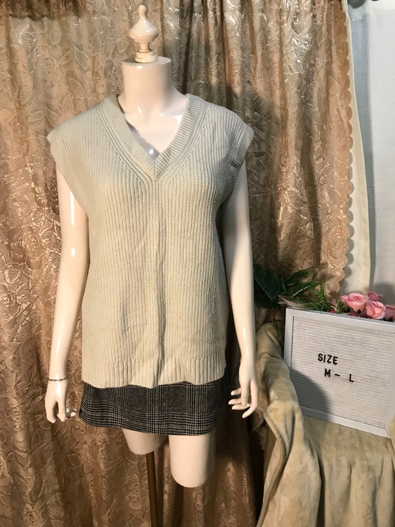 GU oversized knitted vest, Women's Fashion, Tops, Sleeveless on Carousell