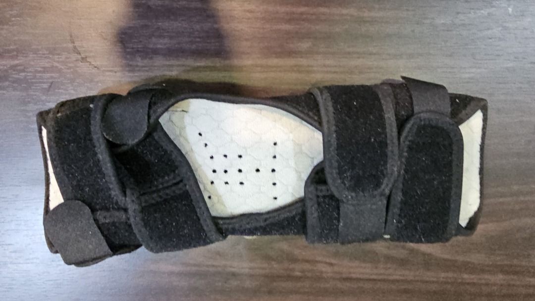 Knee Braces - spring loaded, Health & Nutrition, Braces, Support ...