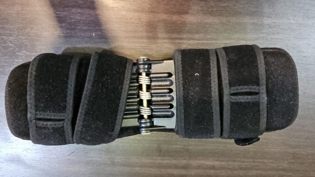 Knee Braces - spring loaded, Health & Nutrition, Braces, Support ...