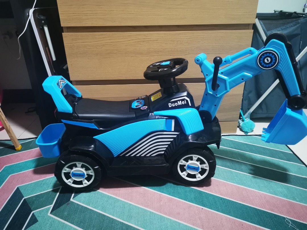 Manual ride-on crane, Hobbies & Toys, Toys & Games on Carousell