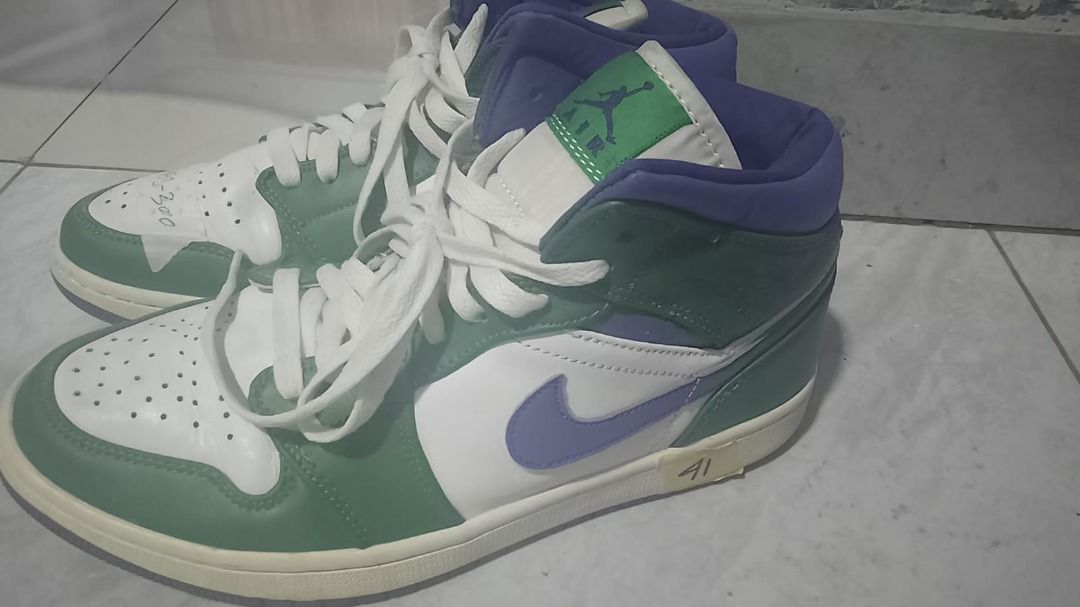 Sepatu Nike Air Jordan 1 Retro mid Hijau Ungu, Fesyen Pria, Sepatu ...