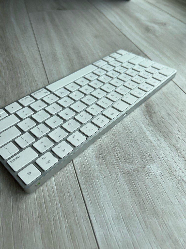 Apple wireless keyboard A1644 Lightning connection charging, Computers ...